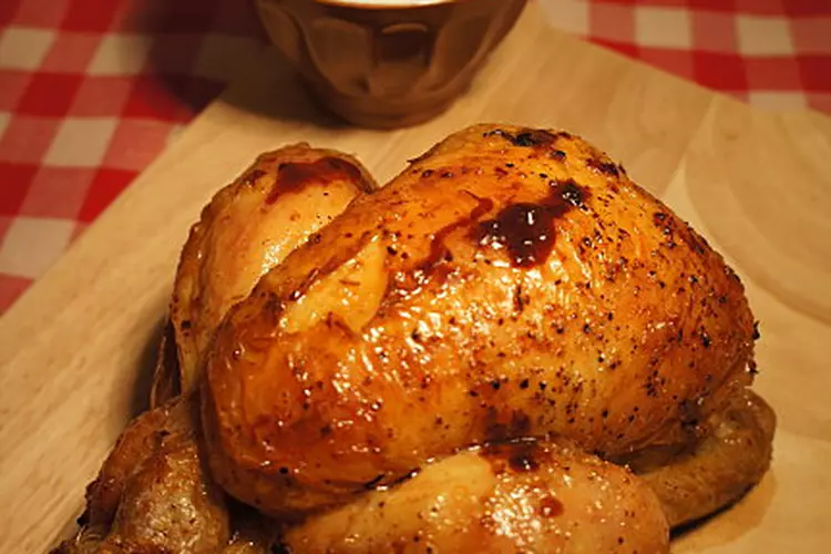 Coquelet Rôti aux Herbes et Pommes de Terre Soufflées | Jepopote.fr